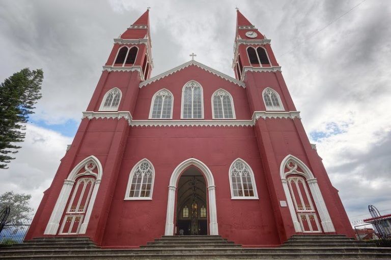 7 Breathtaking Catholic Churches in Costa Rica